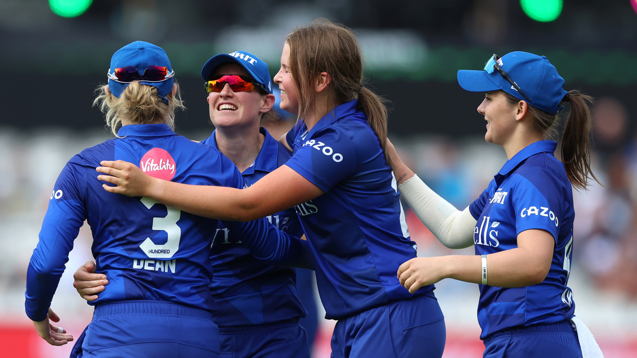 Stunning relay catch between Naomi Dattani and Alice Monaghan!