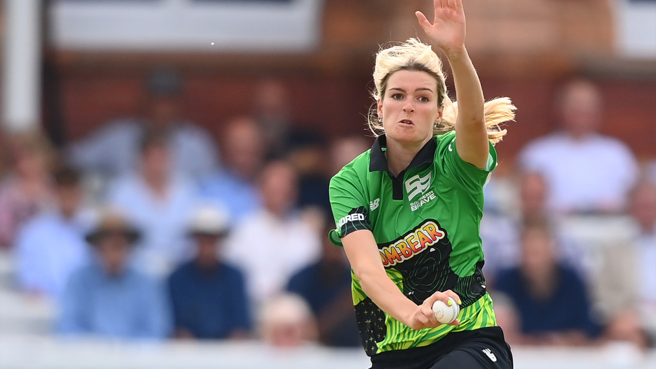 Lauren Bell bowls Mady Villiers with a beauty!