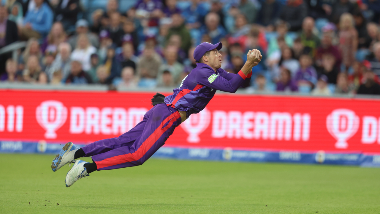 Mitchell Santner takes ridiculous diving catch